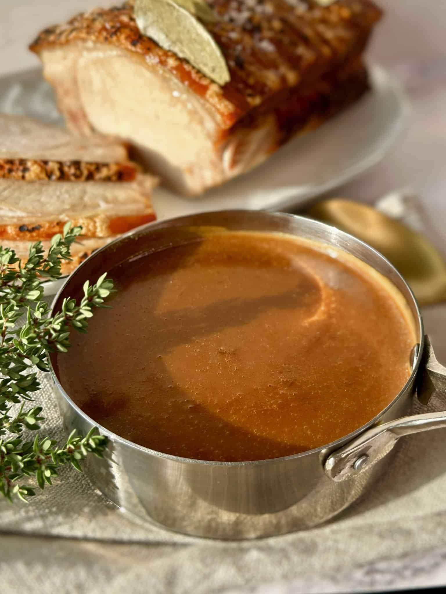 Flæskestegssovs - Nem opskrift på brun sovs til flæskesteg